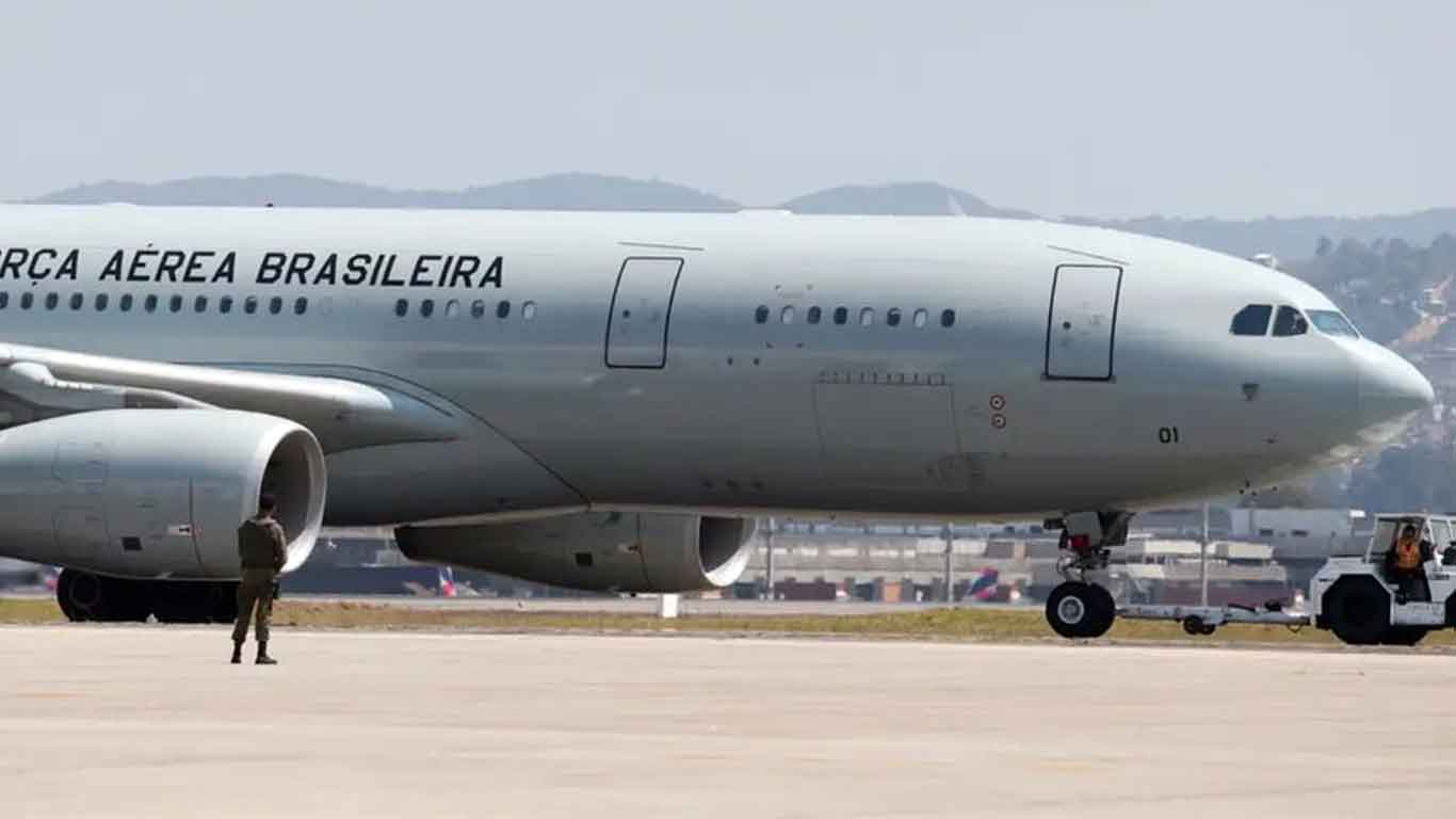 Avião da FAB chega Belo Horizonte com brasileiros deportados dos EUA