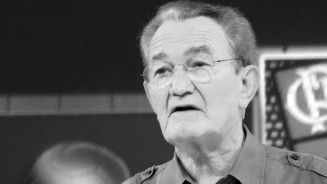 Morre Léo Batista, ícone do jornalismo esportivo brasileiro, aos 92 anos