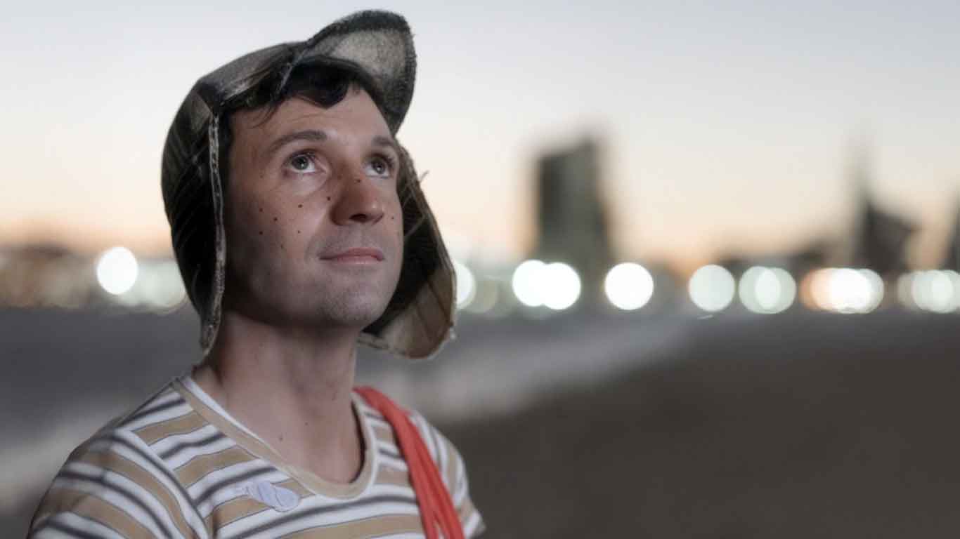 Série sobre Chaves estreia com teaser emocionante, mas enfrenta ...